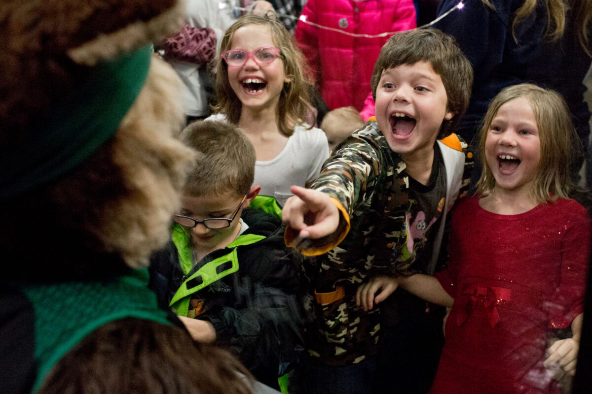 Rainfall doesn’t stop Orem from lighting up the night with holiday ...